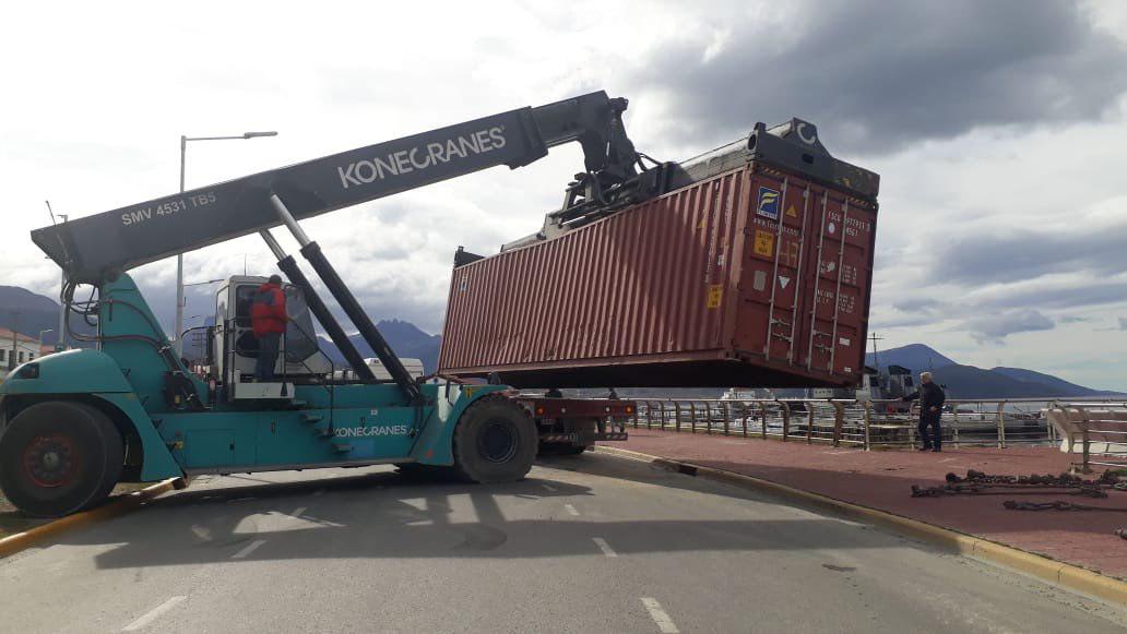 Container de un camión volcó en la Costanera de Ushuaia